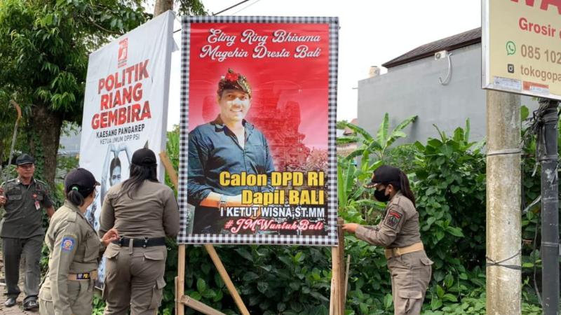 Satpol PP Tabanan Tertibkan Baliho Caleg Pemilu 2024 | Bali Tribune